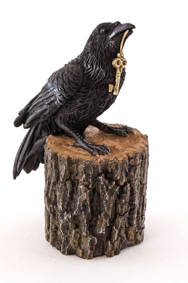 FAIRY GDN, RAVEN ON TREE STUMP – Chalet